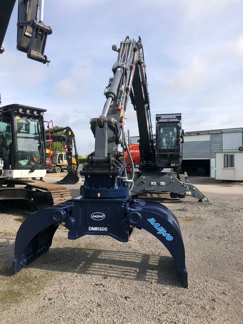 DAEMO Engineering - Handling Attachments